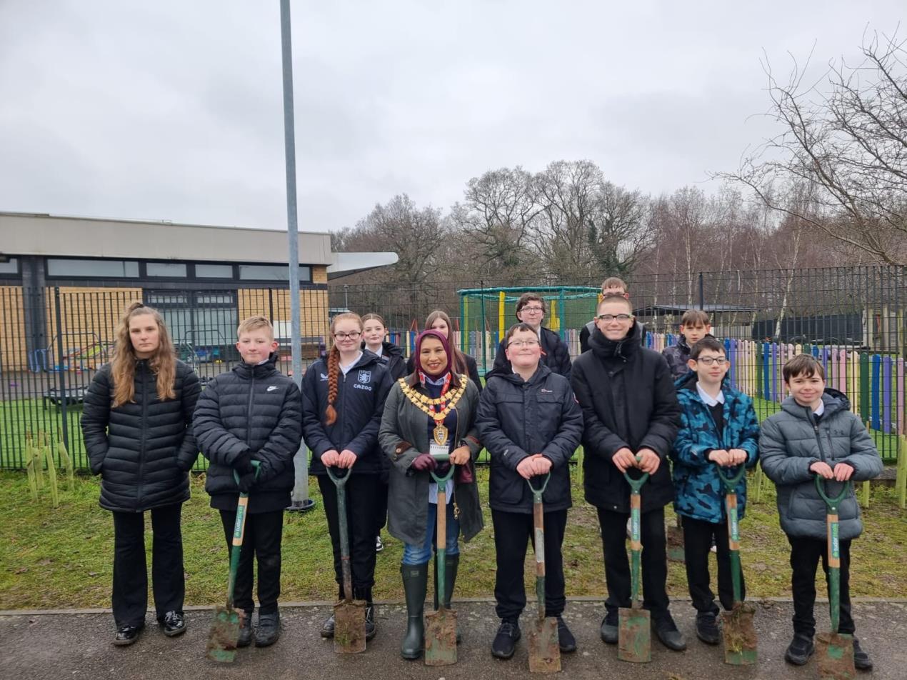 Green-fingered pupils plant new hedgerows in Smith's Wood - The ...